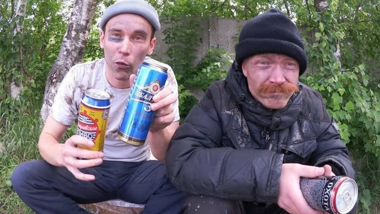 Даёте ли вы деньги на улице алкоголику  на опохмел если он просит?