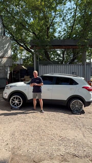 Hyundai Creta на примерке дисков в 19-ом диаметре