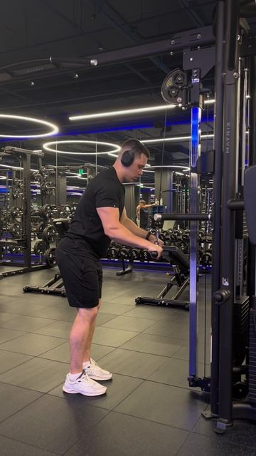 Разгибание рук в кроссовере с прямой рукоятью