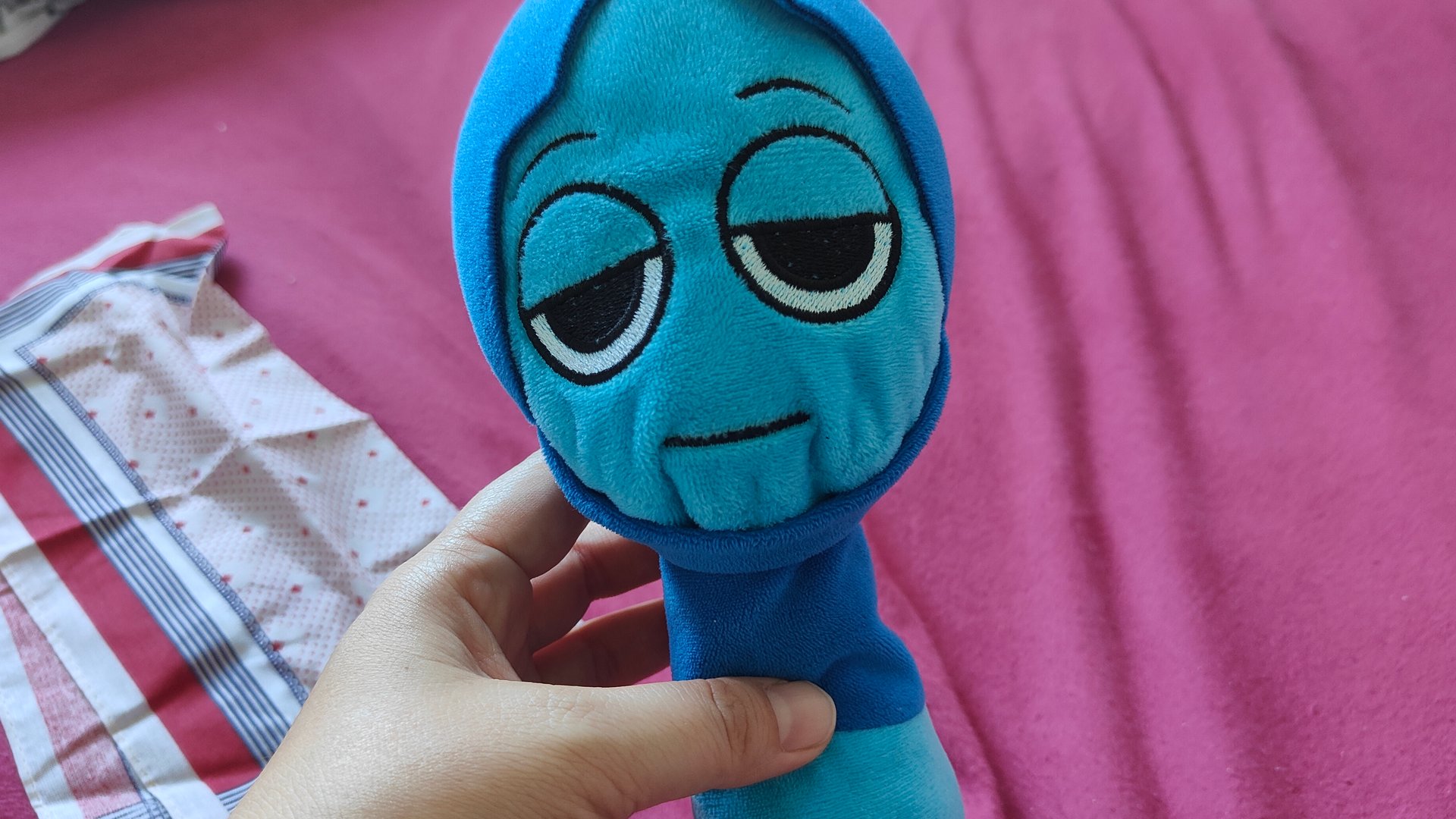 играем в мягкую игрушку синего спрунки