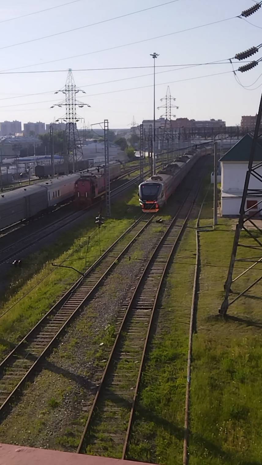 ТЭМ18ДМ и ЭП2ДМ-0275 стоят на станции Новосибирск-Главный