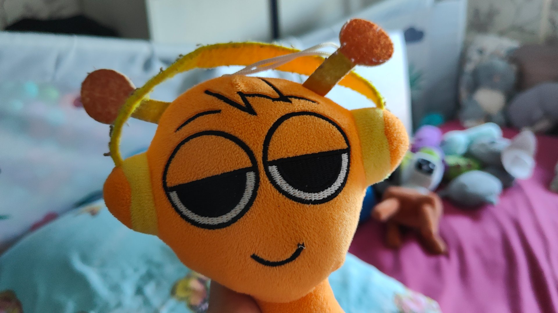 играем в мягкую детскую игрушку спрунки оранжевого Орэн, мягкая игрушка спрунке