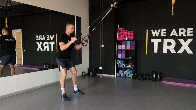 Приседания пружинка в TRX