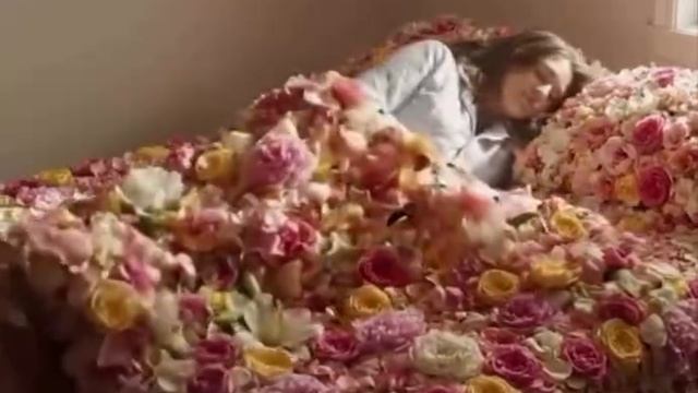 Кровати для сна из хлеба, облаков, цветов и воды