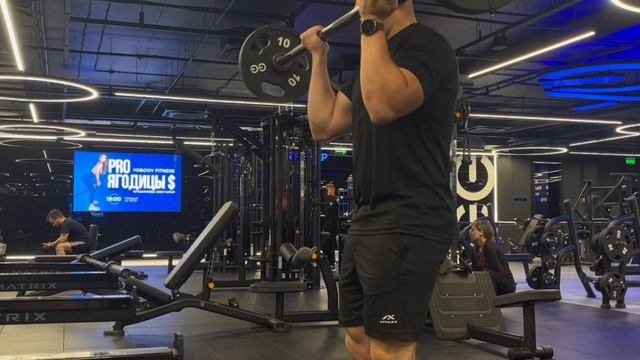 Сгибание рук со штангой стоя