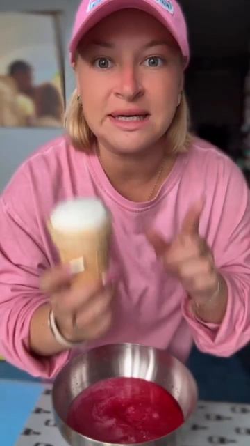 Малиновый ликер.  Малина-300г,сахар-100г,водка-0,5л,сливки-250мл,пломбир-200г,ванилин-1пакетик