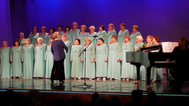 Поёт  " Красная гвоздика". худ .руководитель Лиза Лнбеденко.2021 г.