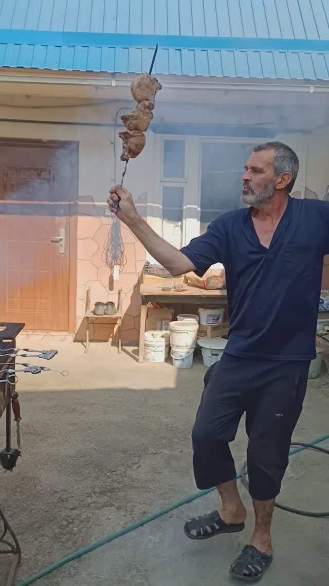 Мужичок шашлычок!
