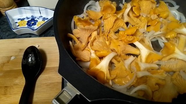 Лисички жареные в сметанном соусе