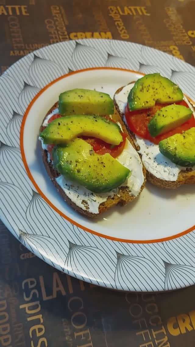 Бутер с помидором и авокадо