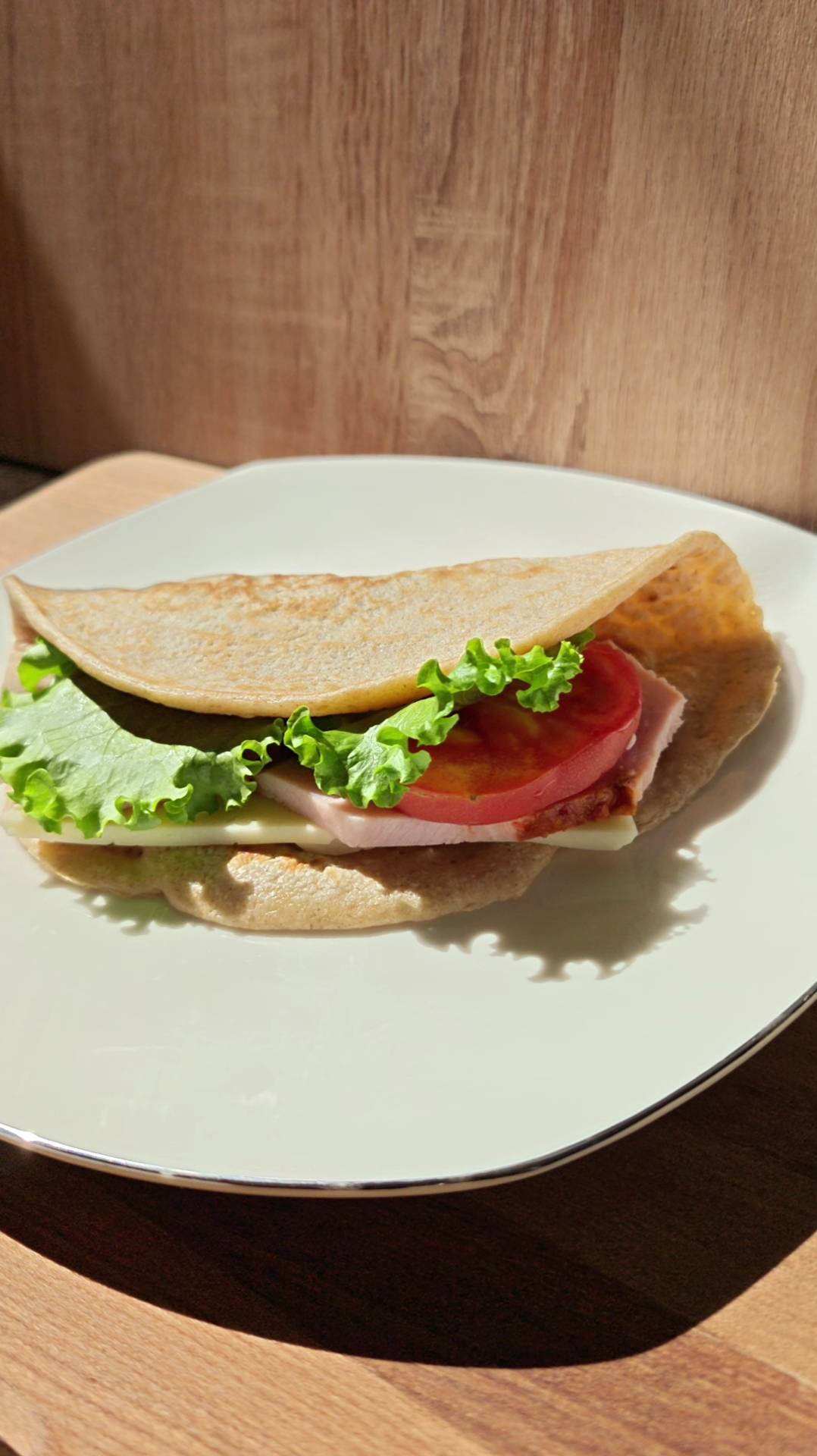 Овсяный блин с ветчиной.
Завтрак на 388 калорий.