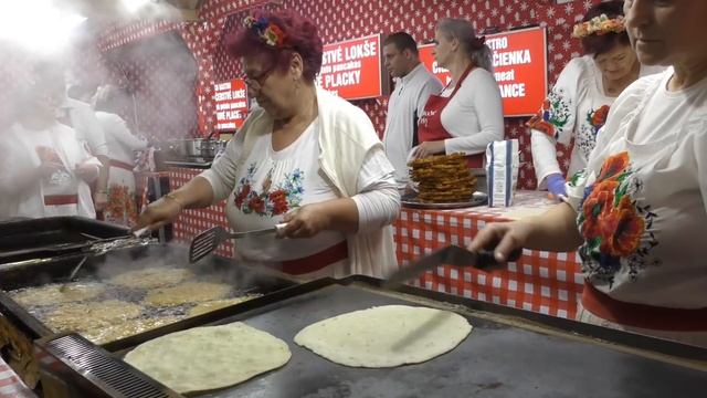 Рождественский базар на Hviezdoslav Square. Уличная еда в Братиславе, Словакия