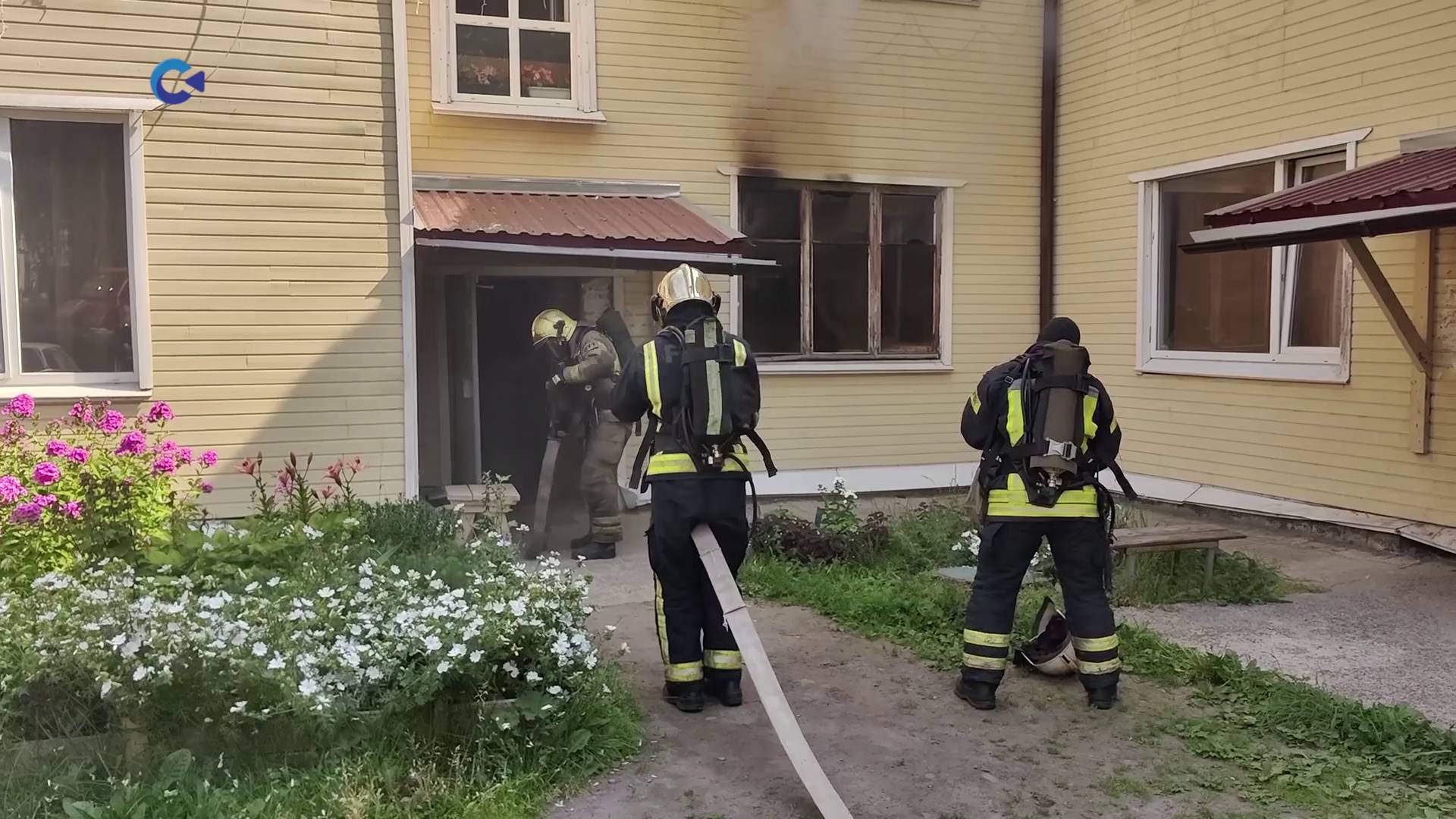 Сегодня в Петрозаводске вспыхнул жилой дом на улице Коммунистов