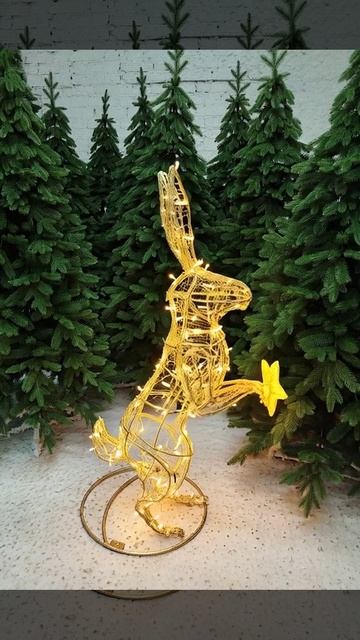 Заяц вешает игрушку