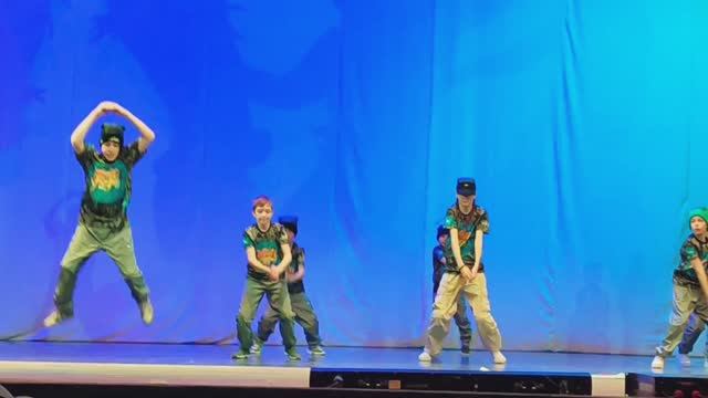 Выступление Школы Брейкинга и Хип-хопа  СВОЙ МИР на  концерте "Живи танцуя"'.