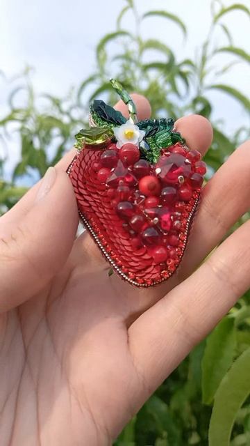 Брошь Клубничка
