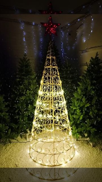 елка зажигает огни