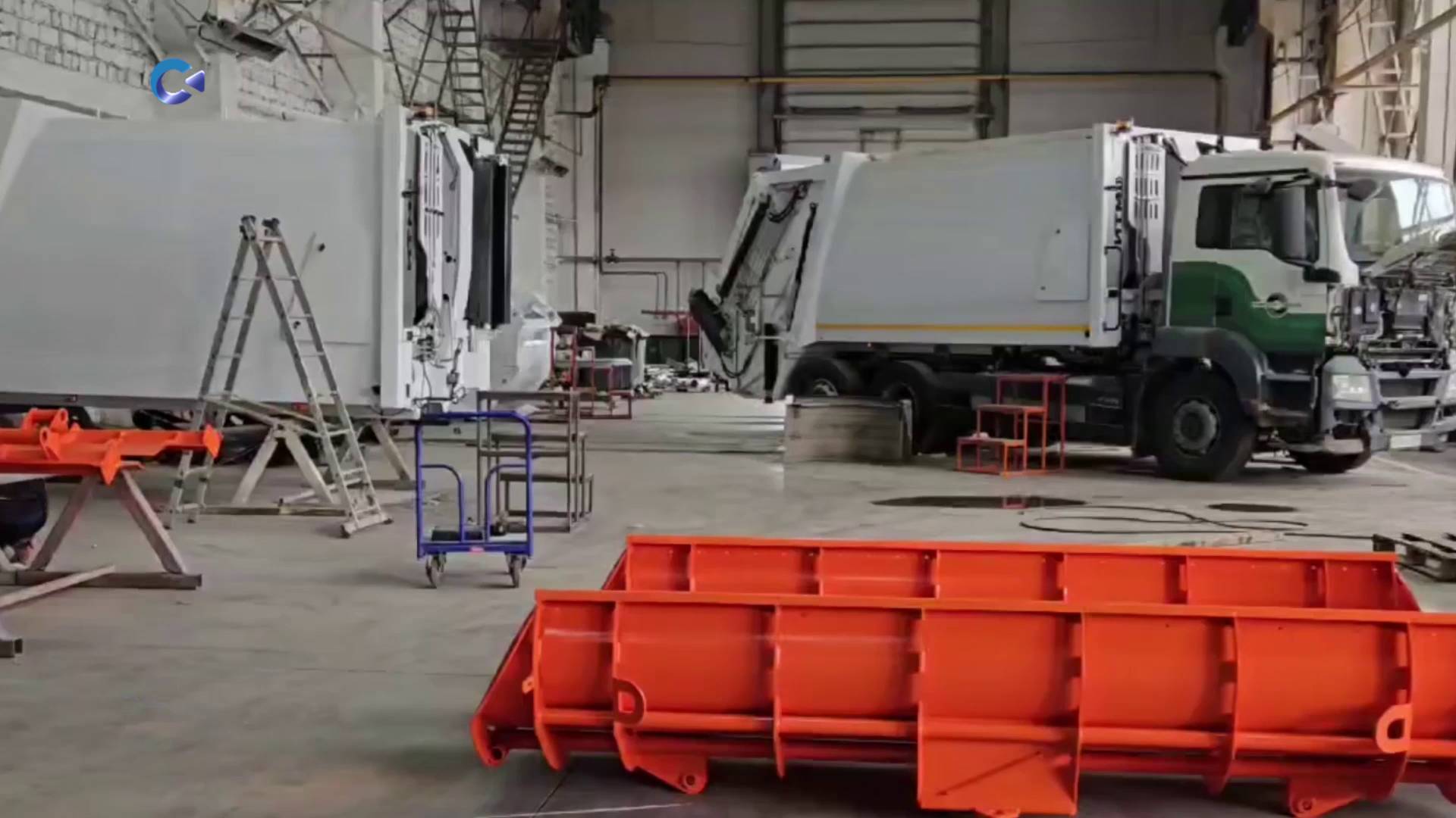 Новые мусоровозы для Петрозаводска собирают в Кургане