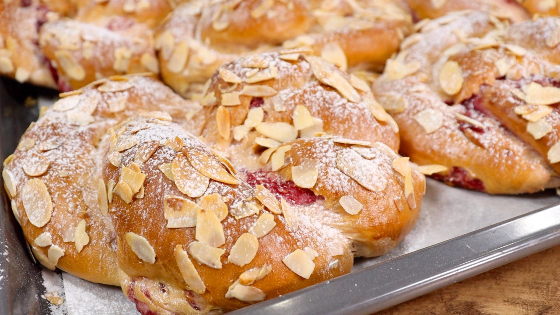 Такие БУЛОЧКИ вы точно ещё не пекли! Пышное тесто, сочные ягоды и красивая формовка!