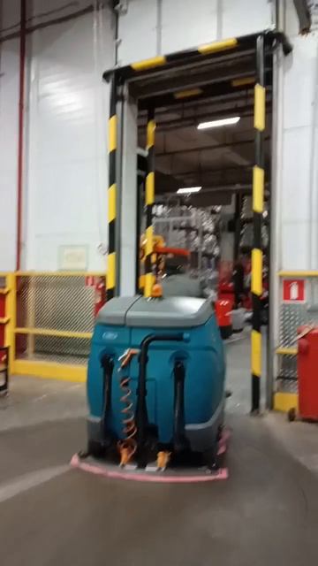 Тест-драйв поломоечной машины Wellland FD230 на складе «Магнита» | Часть 1