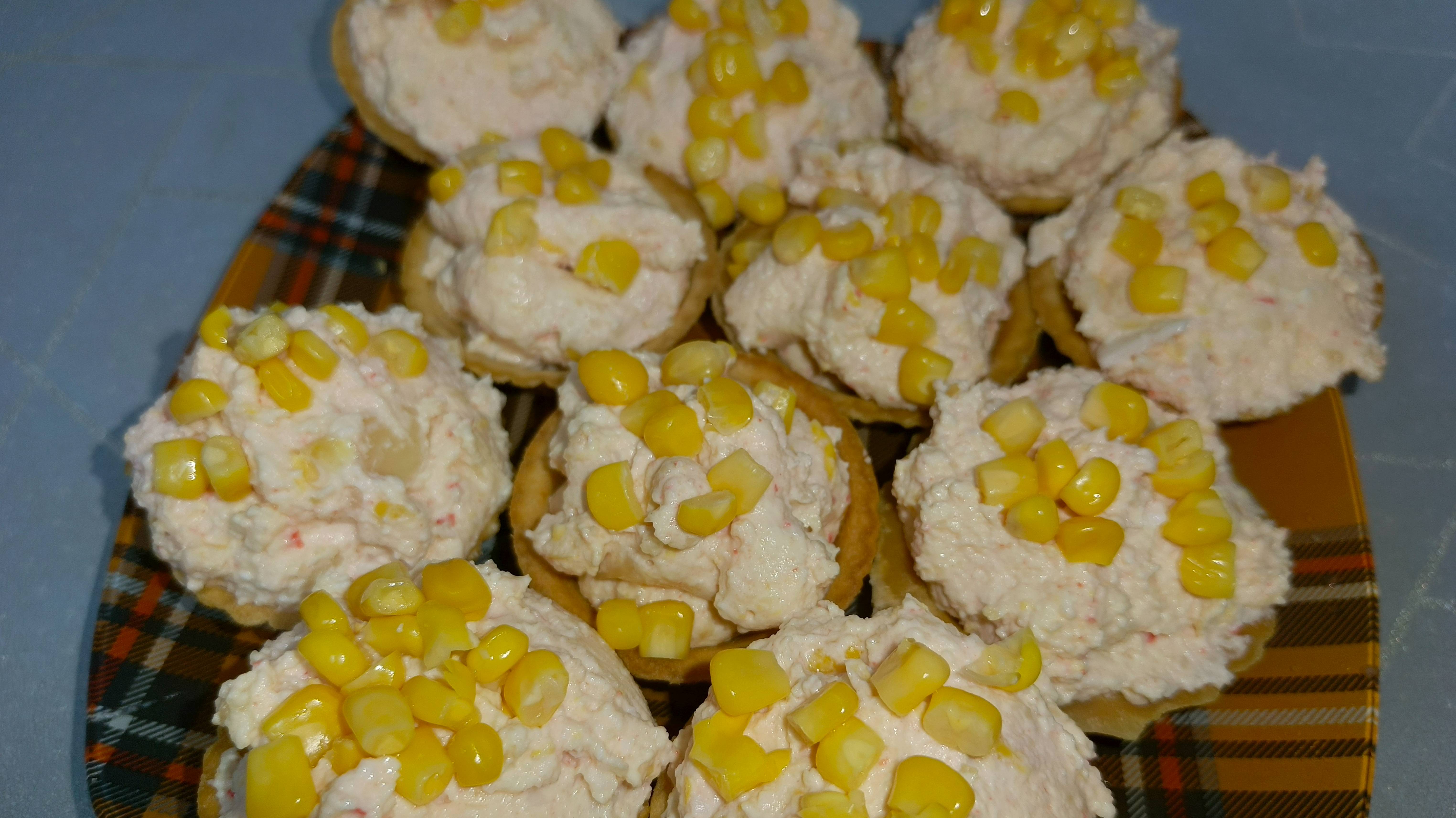 Закуска на праздничный стол. Тарталетки с крабовой начинкой.