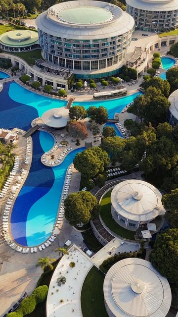 Calista — там, где природа, вкус и время сливаются в идеальное лето.