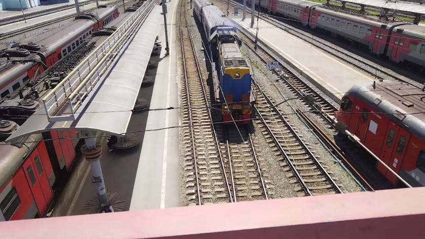 Оригинальный с казахским! ТЭМ18ДМ-503 с поездом №301 Новосибирск-Алматы следует в депо