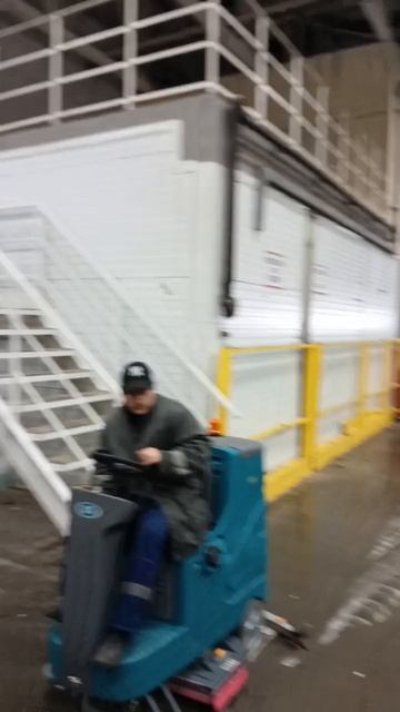 Тест-драйв поломоечной машины Wellland FD85 на складе «Магнита» | Часть 1