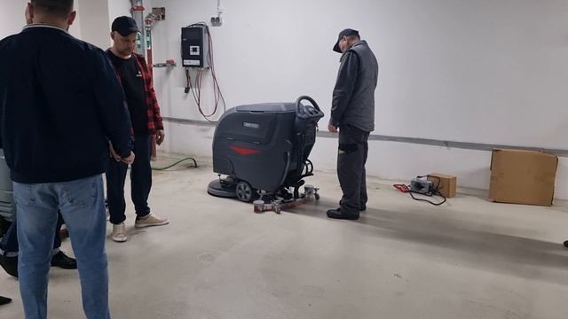 Тест-драйв поломоечной машины ARTRED X5 на парковке | Часть 1