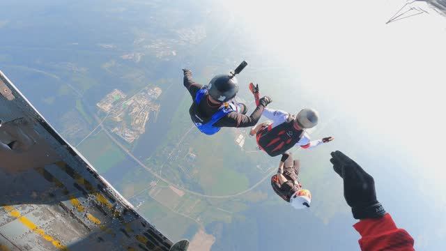 Прыжок в рампу вертолета с разбегу на закате с высоты 4000 метров