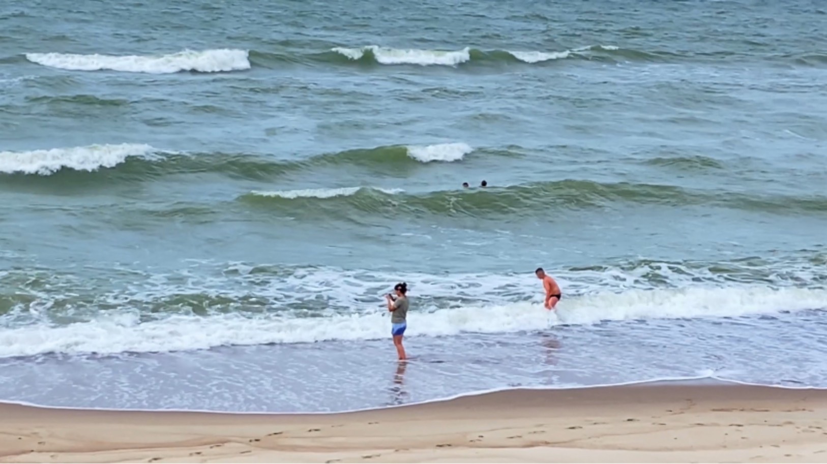 Штормовое море, но смельчаки всегда находятся