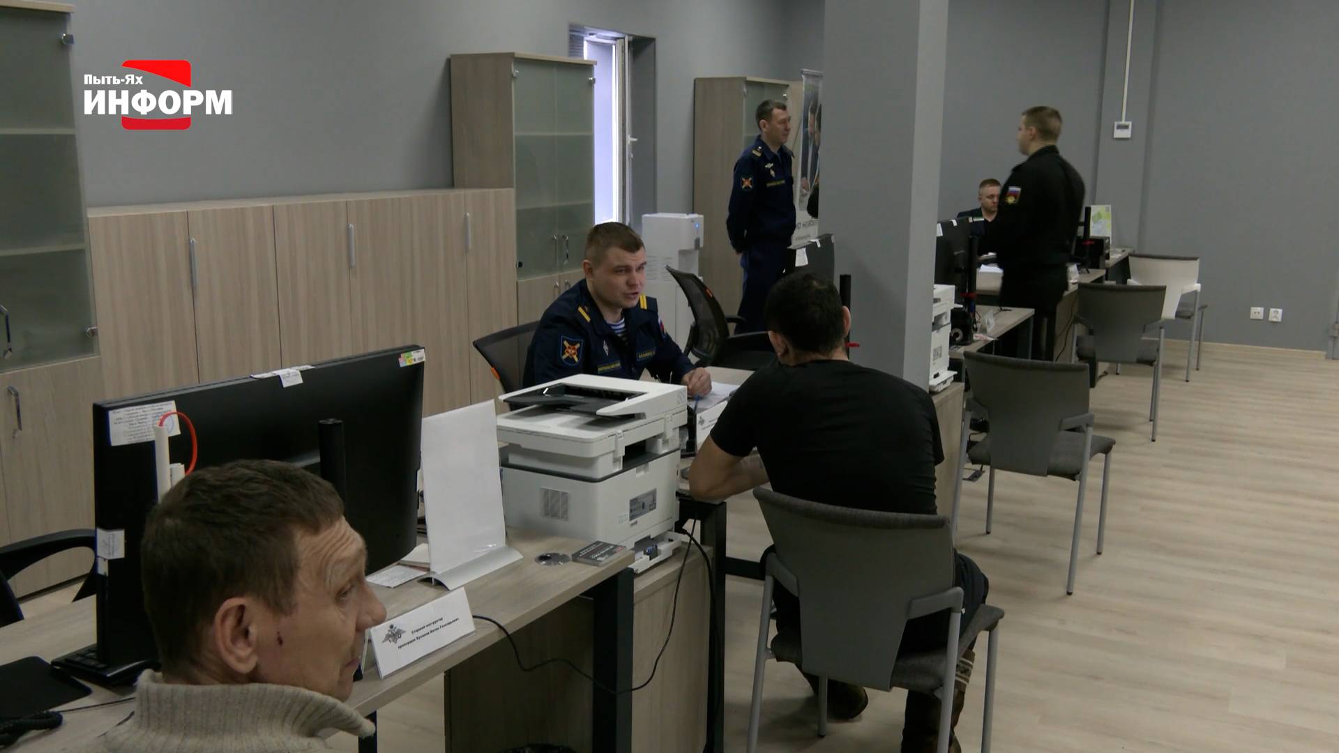 В Югре до конца октября продлили повышенные выплаты контрактникам