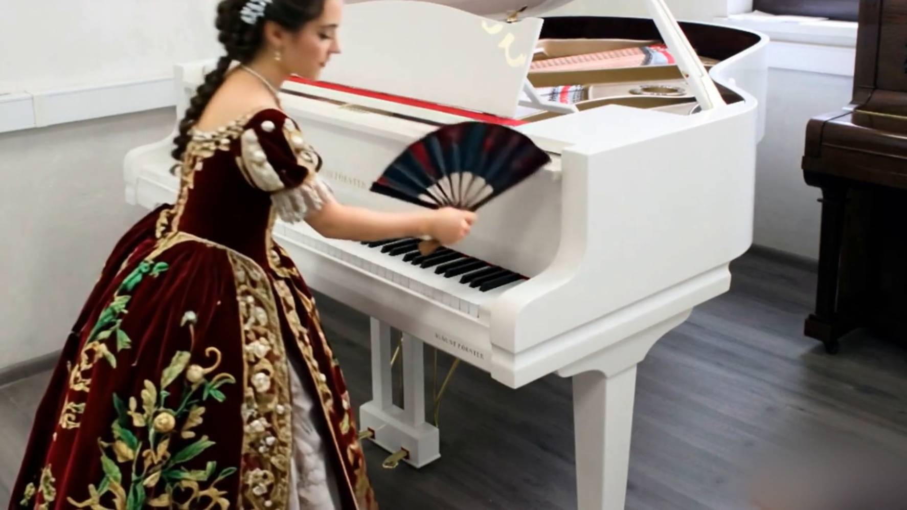 Белый рояль August Förster 170 Studio германского производства