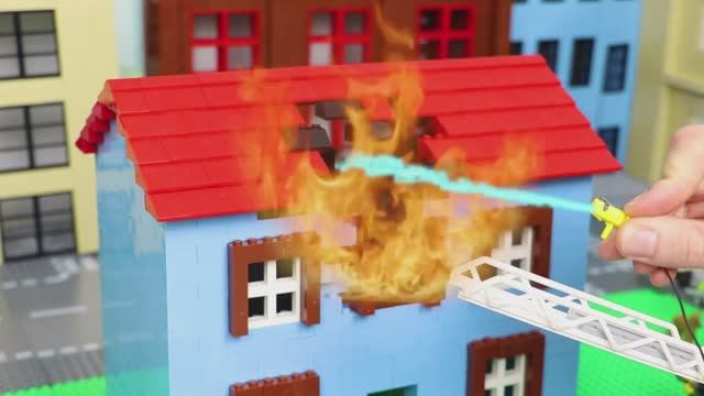 Спасение на стройке! Пожарные и экскаватор в опасности 🚒🚧