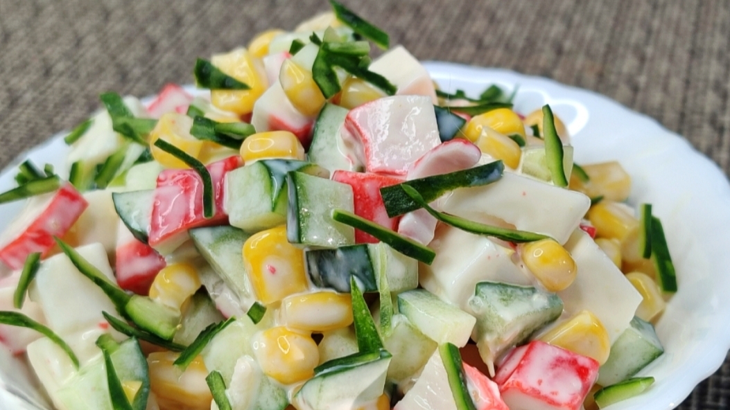 Салат из крабовых палочек с плавленным сыром.