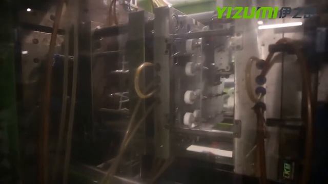 Литье крышек флаконов с лосьоном на термопластавтомате Yizumi UN-260A5