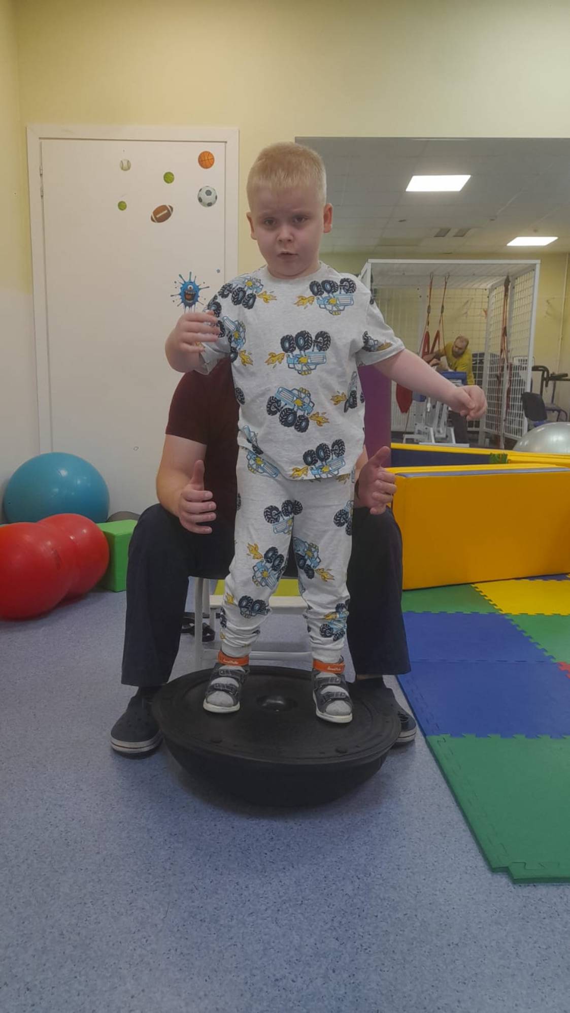 Рома учится ходить