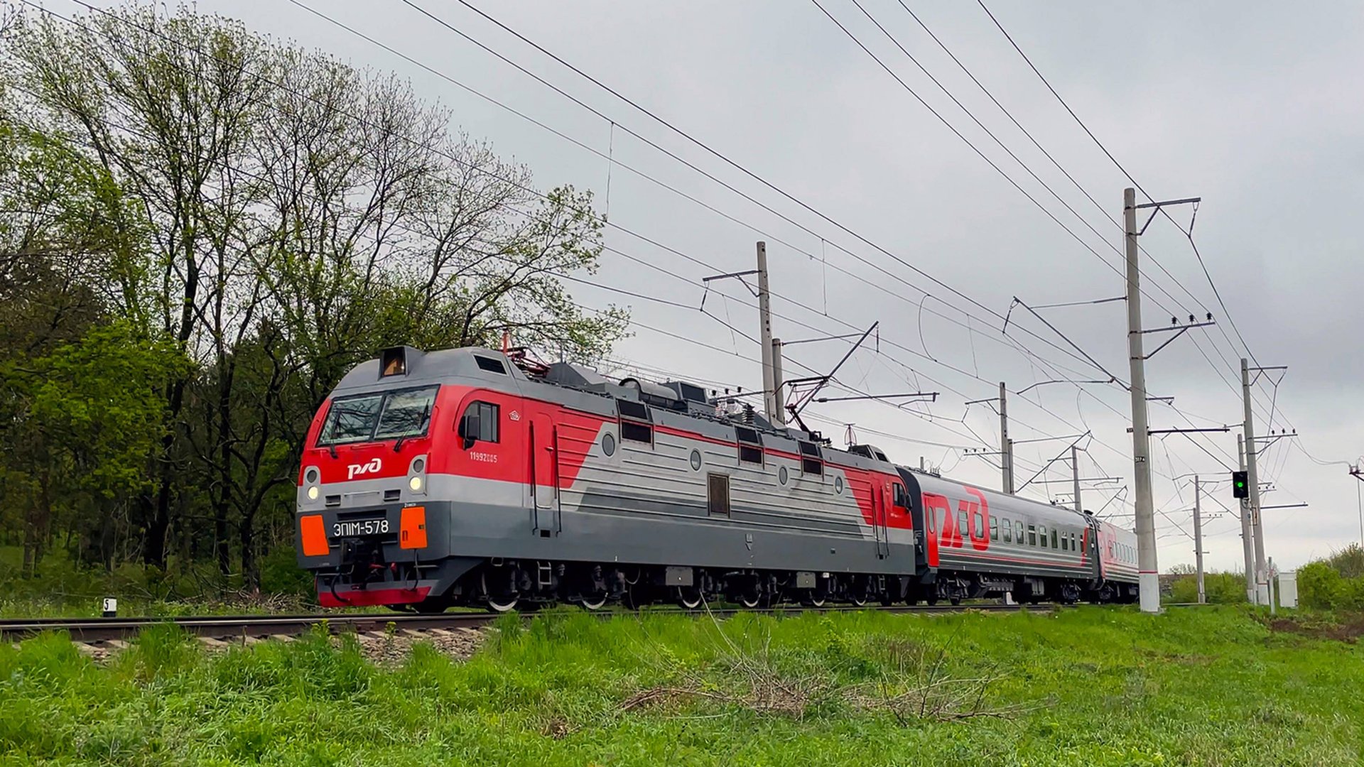 Электровоз ЭП1М-578 с пассажирским поездом Кисловодск - Адлер