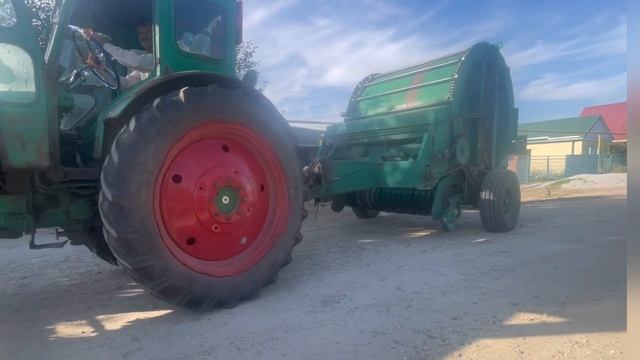 Трактора, сено, коровы.