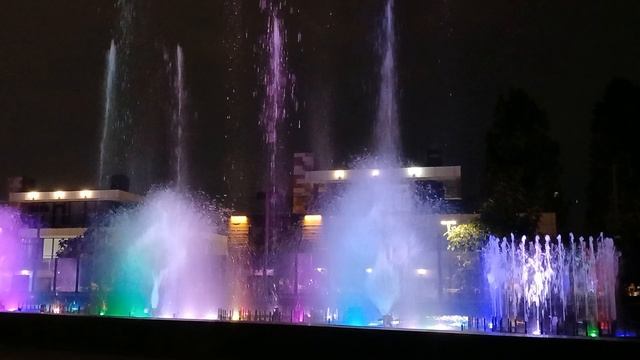 Светомузыкальный фонтан на набережной у отеля RADISSON