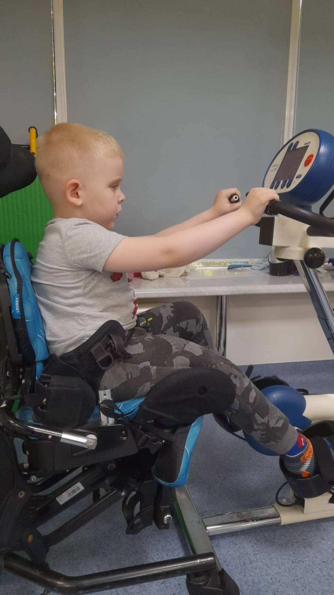 Рома занимается на велотренажере