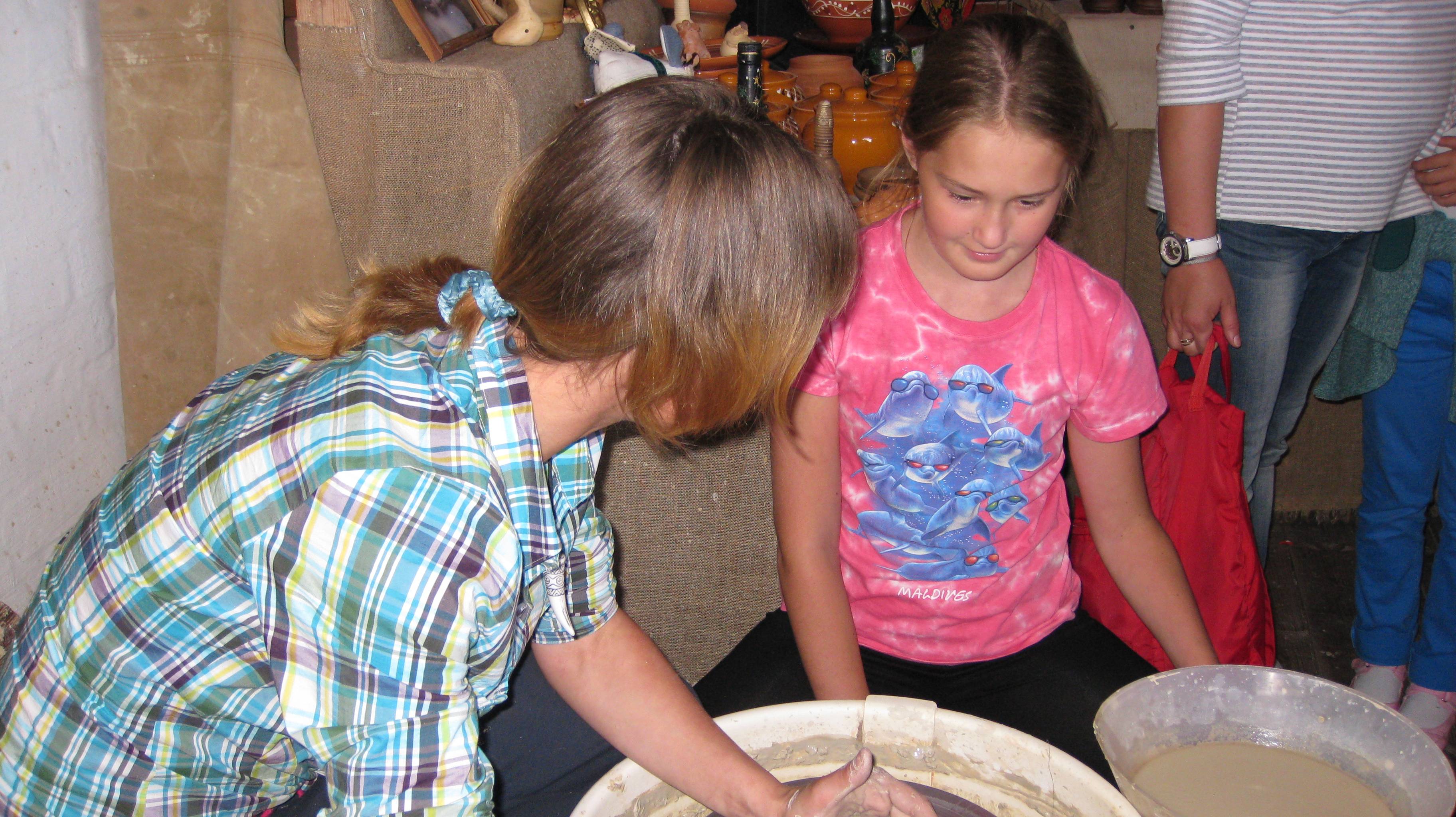 Обучение гончарному мастерству. )