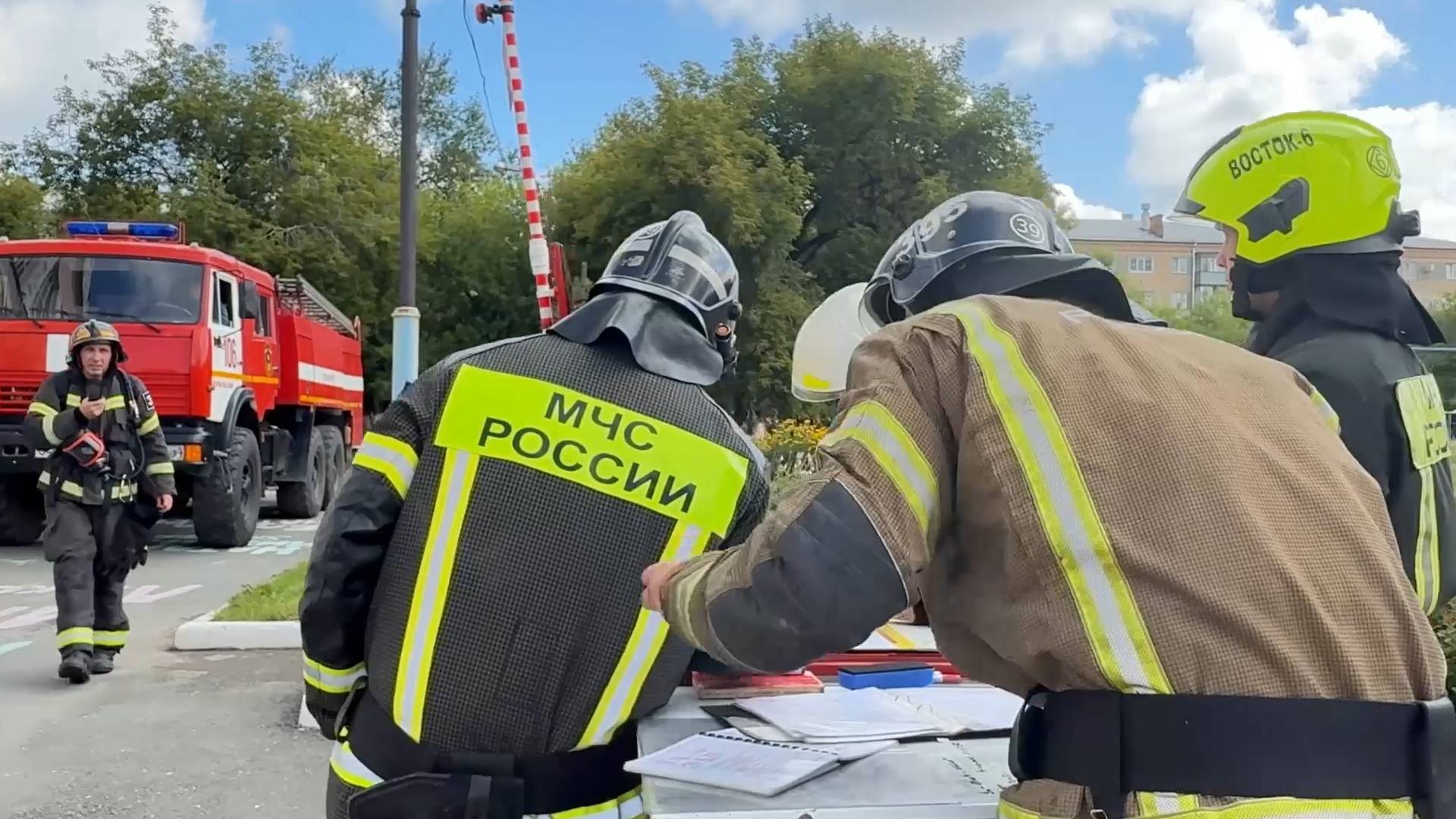 Сотрудники МЧС отмечают профессиональный праздник