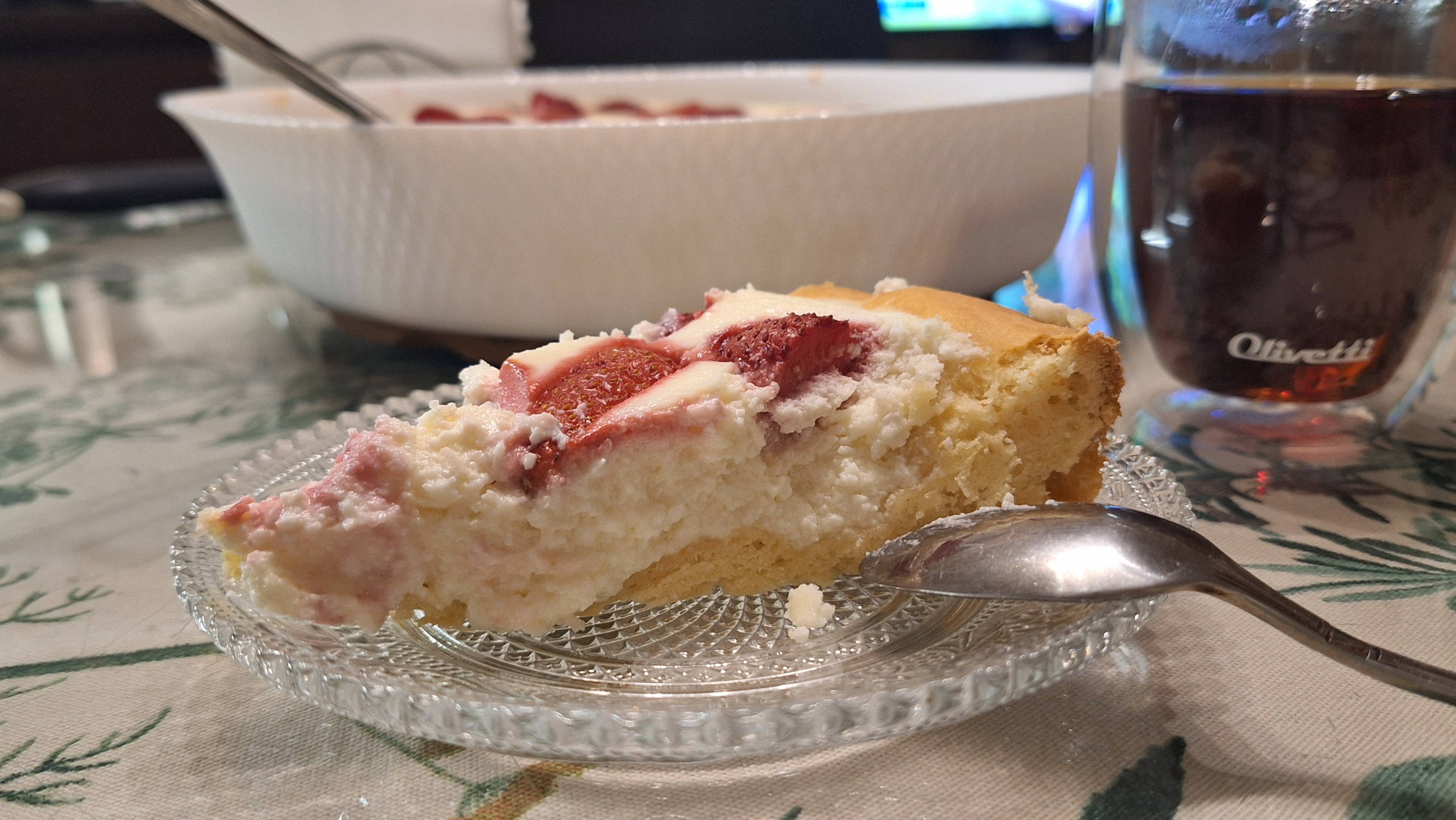 Творожный пирог с клубникой.