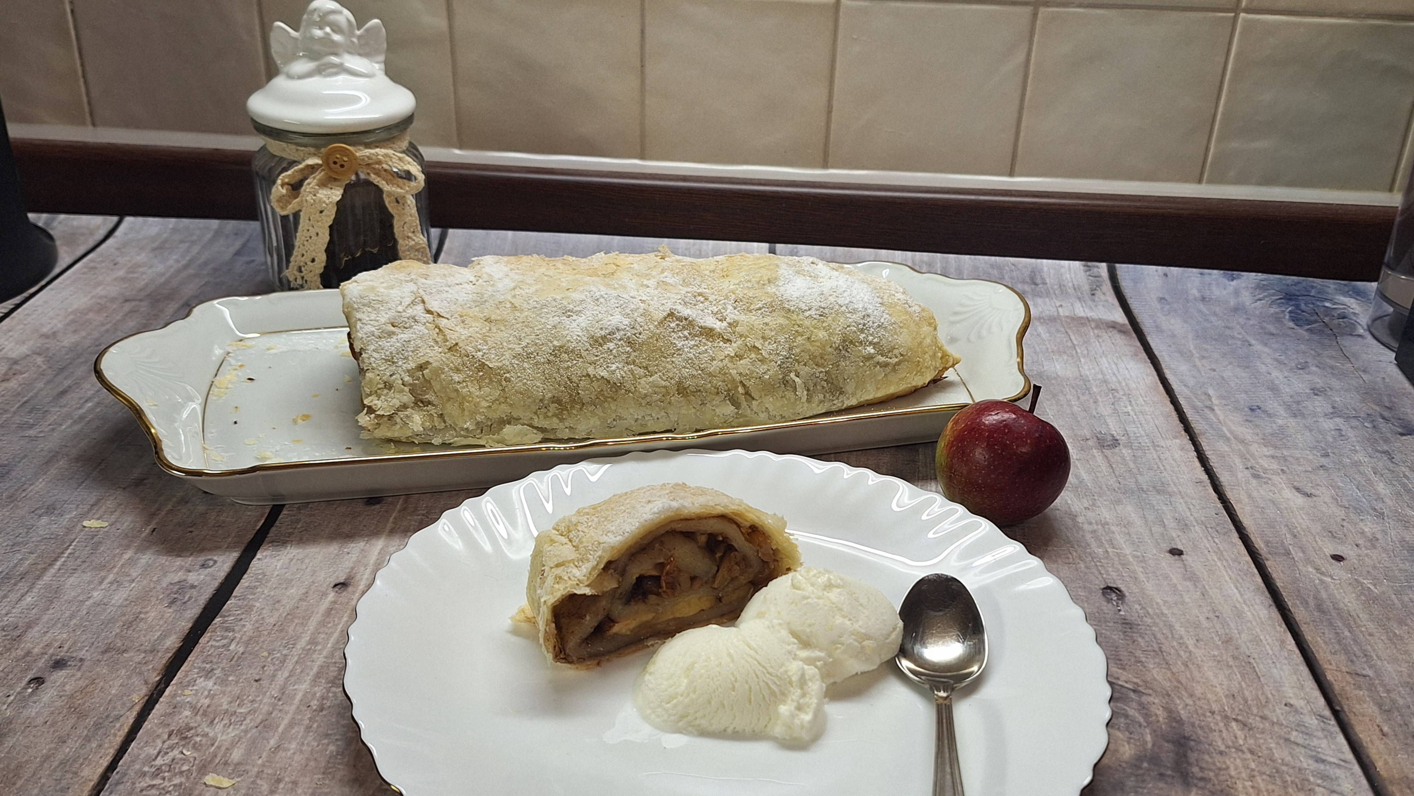 Яблочный штрудель из слоеного теста.