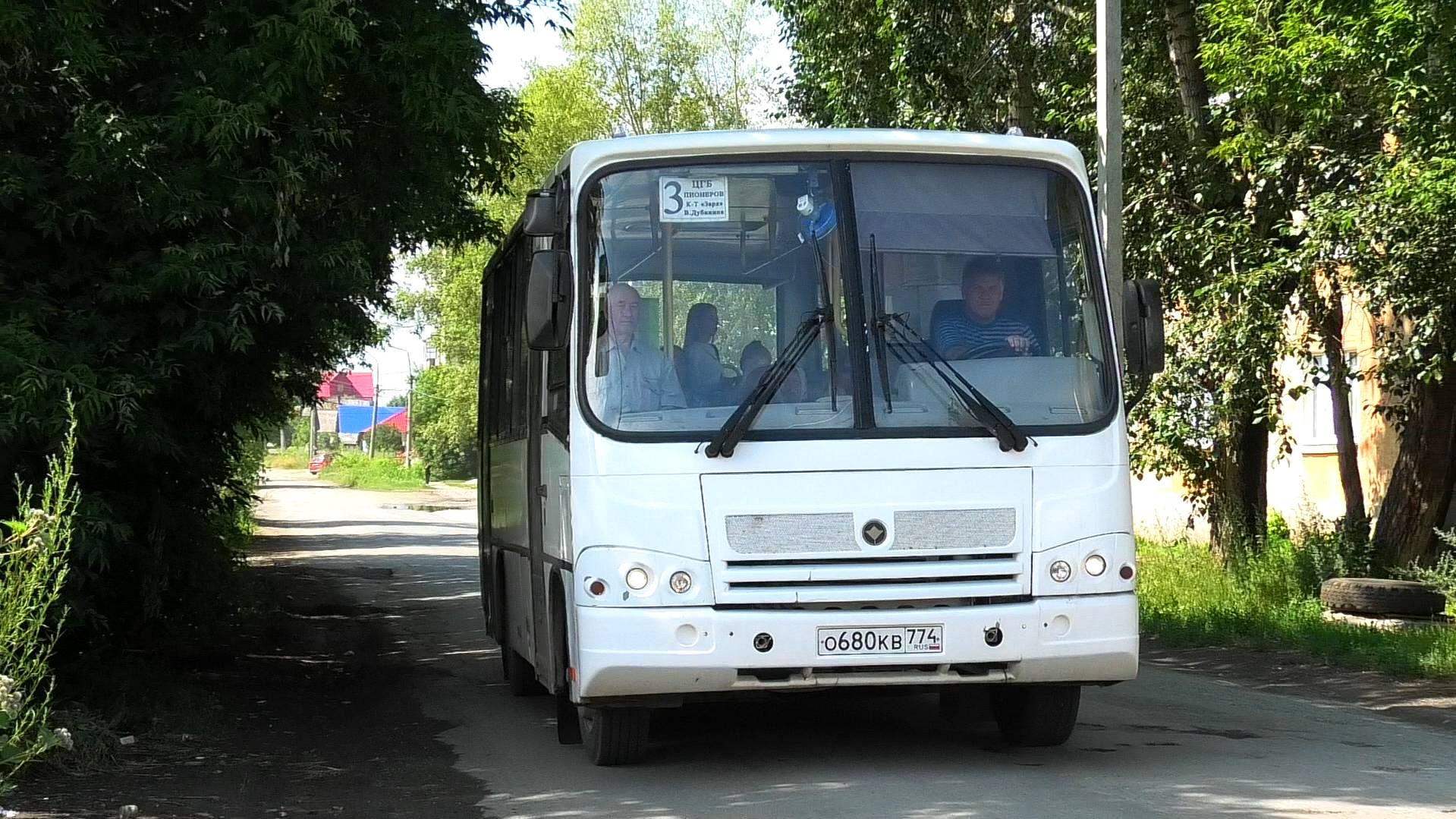 Автобус Алапаевска ПАЗ-320402-05 №О 680 КВ 774 маршрут 3 следует по улице Защиты