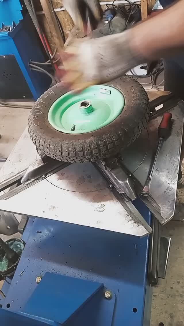 Шиномонтаж и балансировка колеса от садовой тачки.