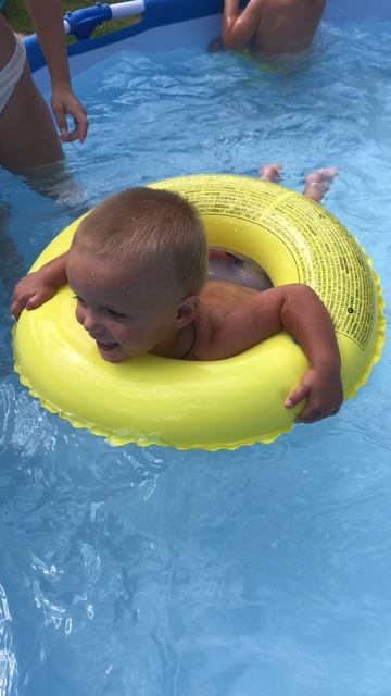 Купается в бассейне