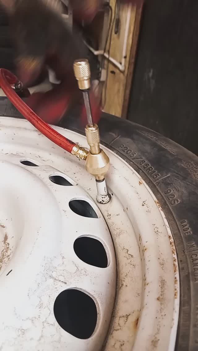 Насадка для накачки шин с выкруткой золотника и быстрым спросом.