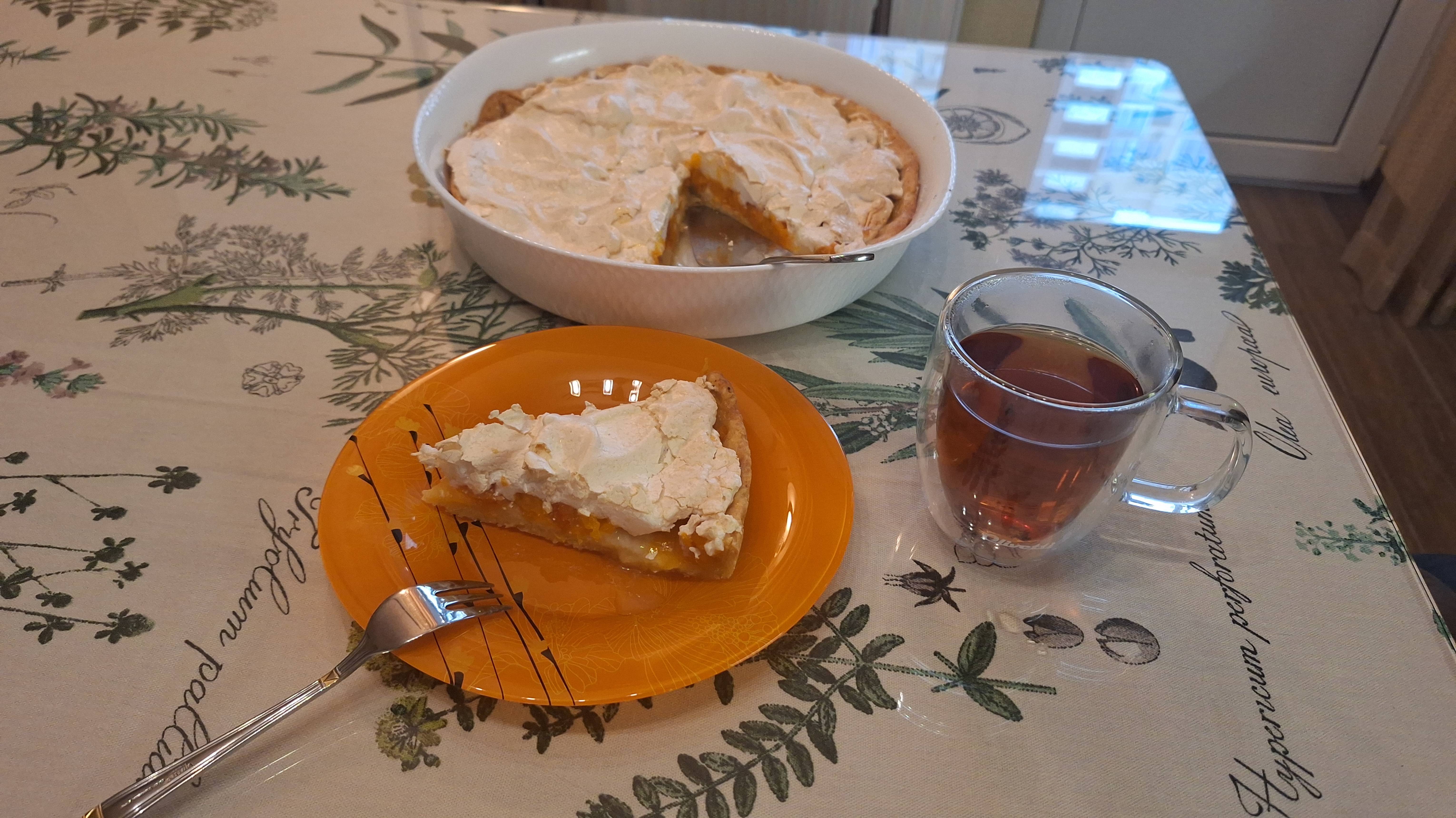 Песочный пирог с абрикосами и безе.